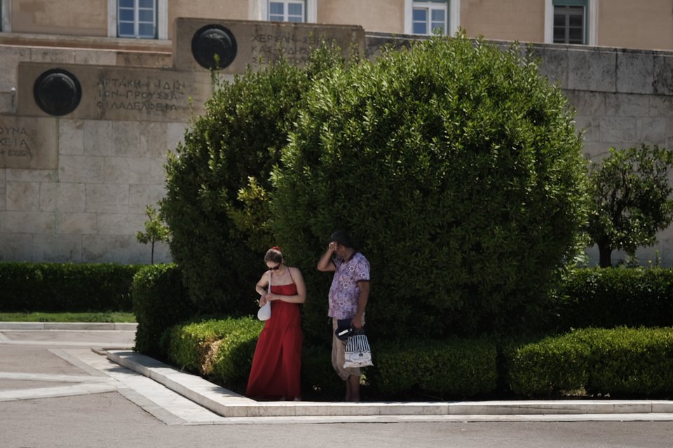 Άδειασε η Αθήνα λόγω του καύσωνα, μόνο τουρίστες στο κέντρο -Στους 43 βαθμούς το θερμόμετρο ...